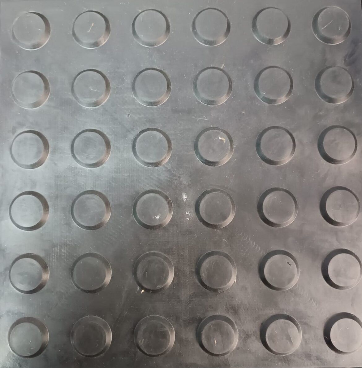 Baldosa Podotactil Negro Pare | Melavinyl